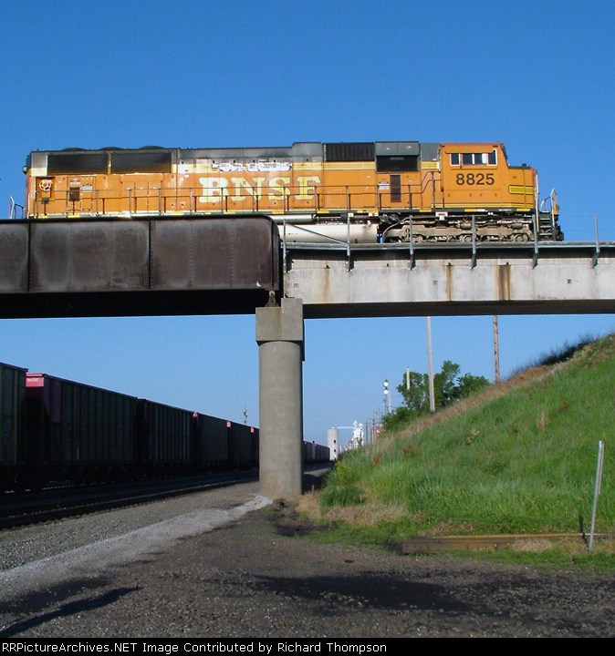 BNSF 8825